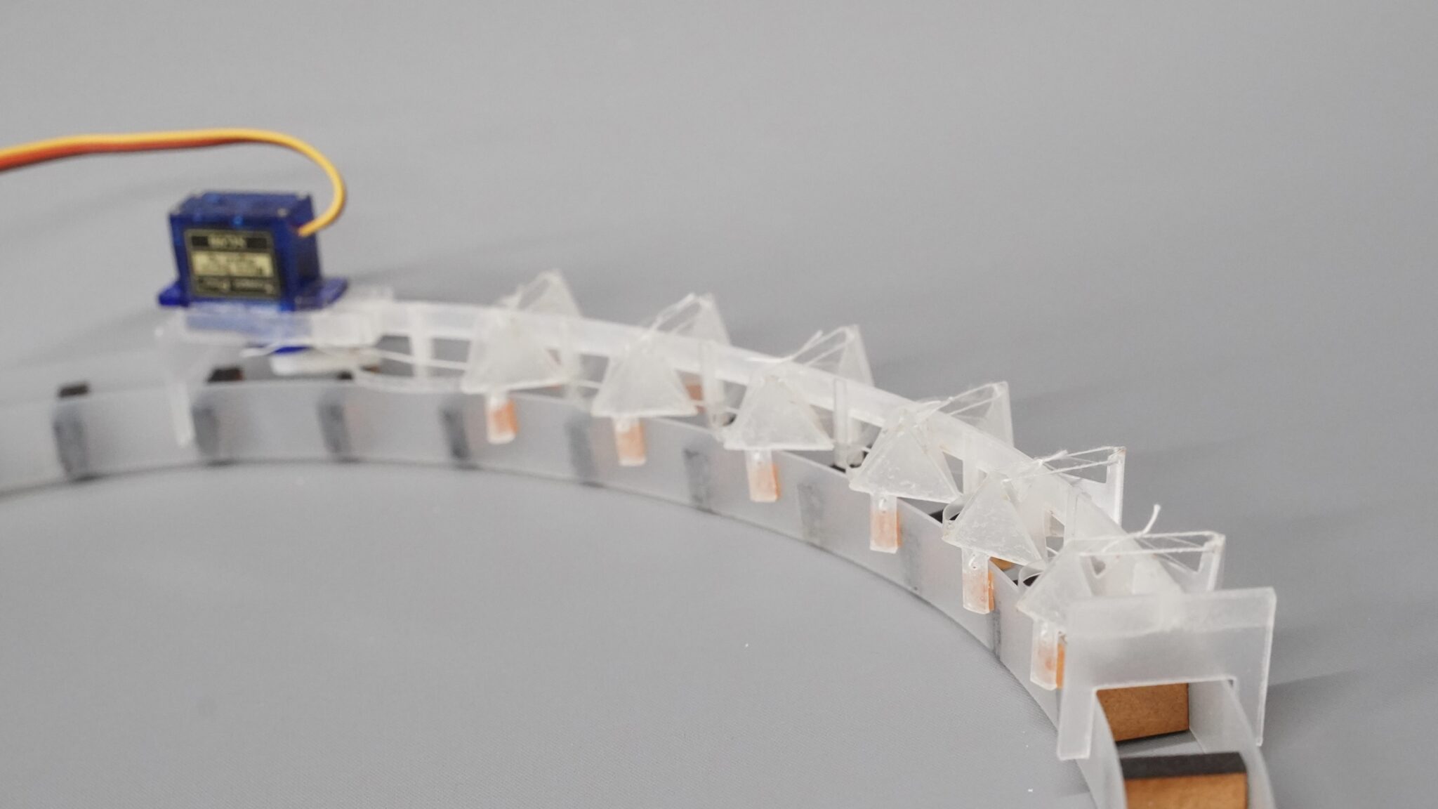 RoboSoft2023：堀岡 悠人さんが単一モータで駆動する双安定格子の変形波伝搬を利用したイモムシロボットを発表 - Umedachi Lab